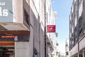 Fachada do alojamento (tarde/noite)