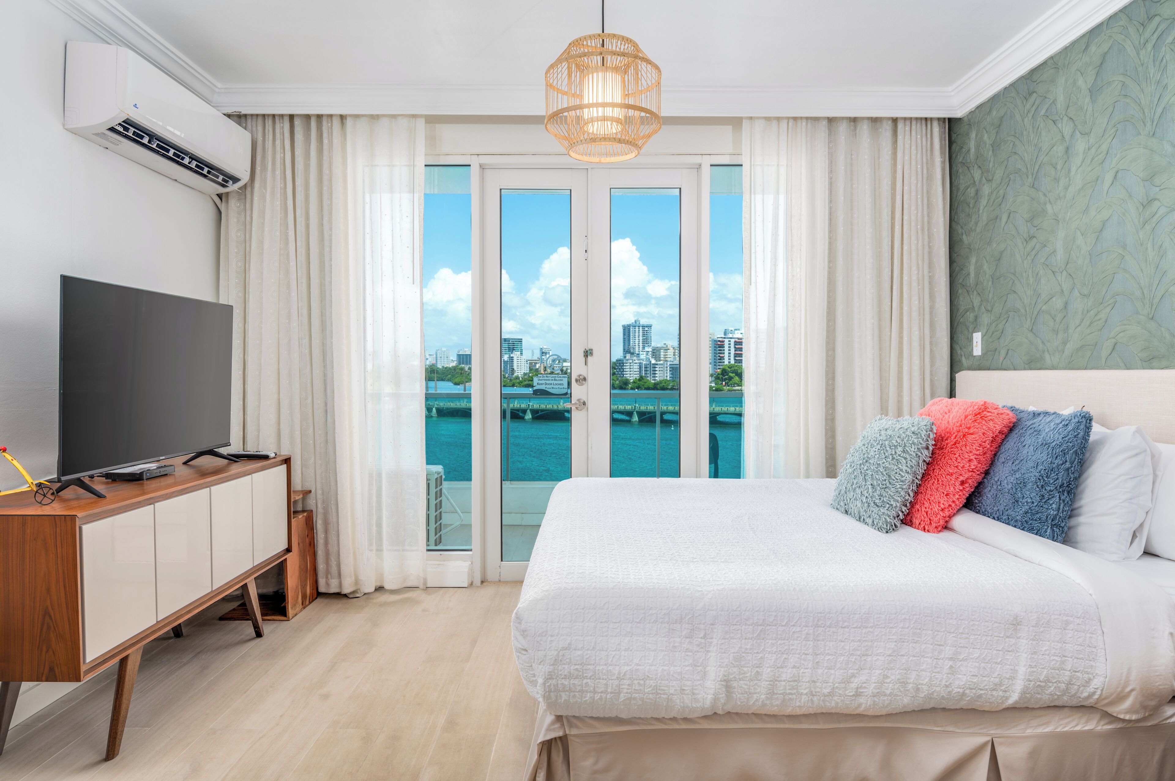 Apartamento luxo, 1 quarto, geladeira e micro-ondas, vista para a lagoa | Individualmente decorados, individualmente mobiliados