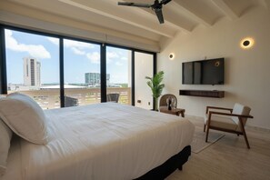 Suite-Estúdio Empresarial, varanda, Vista para a cidade | Cofre no quarto, cortinas/cortinados opacos, ferro/tábua de engomar 