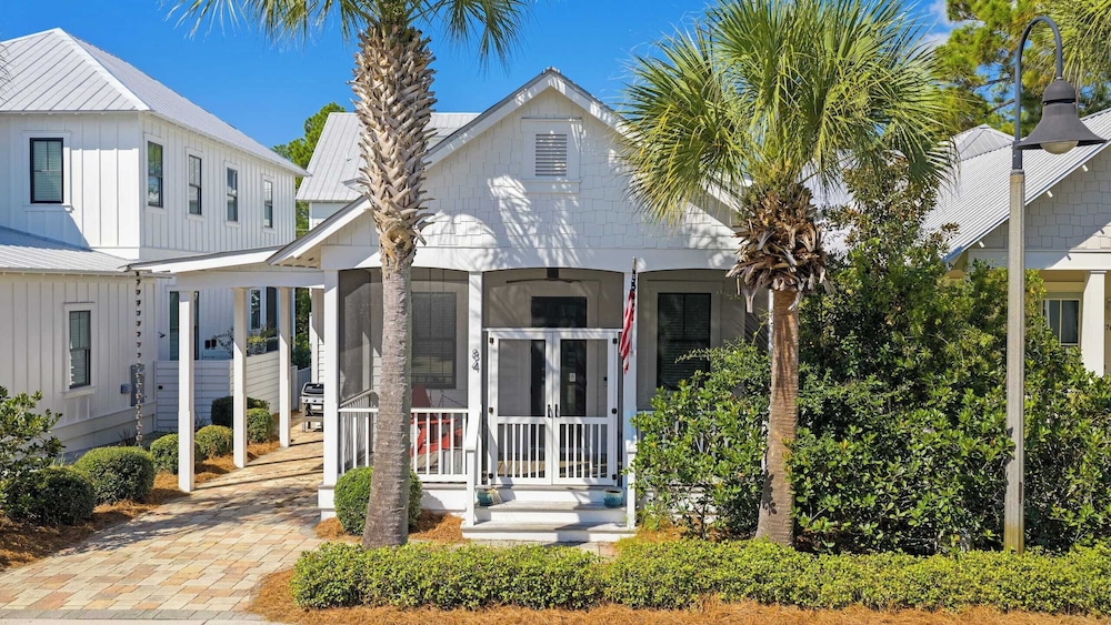 Serene 30a Getaway Steps From The Gulf With Bbq & Wraparound Porch 30a Fade Away By Avantstay - Seaside, FL