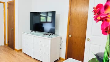 Quarto luxo, 2 camas Queen | Ferros/tábuas de passar roupa, Wi-Fi de cortesia