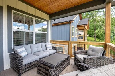 Walkable Downtown 5BR - Hot Tub and Resort Access