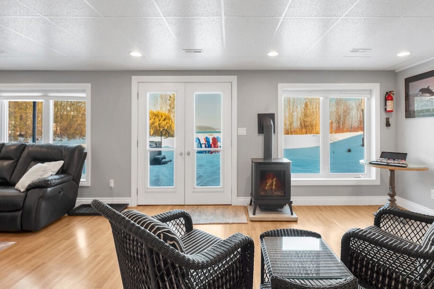 Scenic Waterfront 4br Hot Tub/sleeps 12/bonfire - Sauble Beach