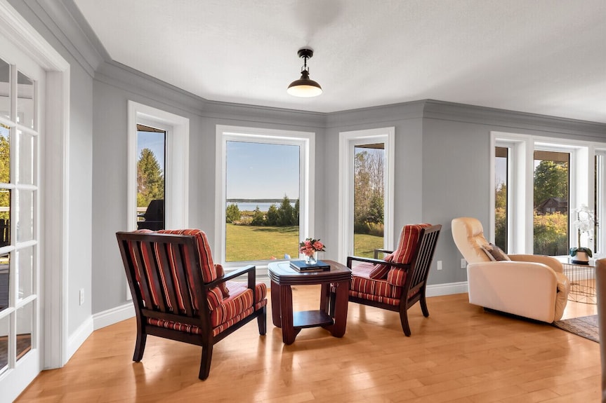 Scenic Waterfront 4br Hot Tub/sleeps 12/bonfire - Sauble Beach