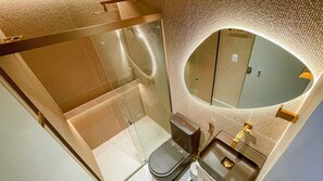 Apartamento básico | Banheiro | Toalhas de banho, sabonete, shampoo, papel higiênico