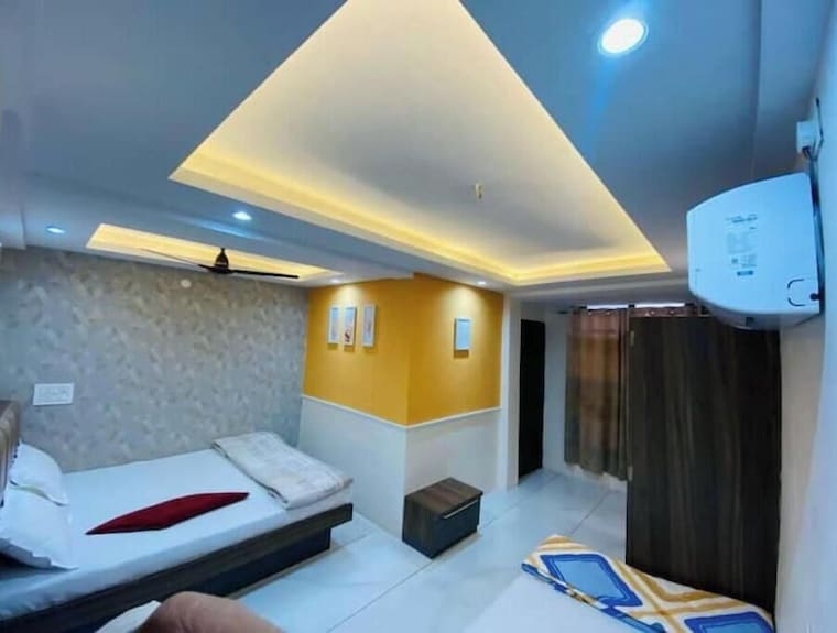 Deluxe Triple Premium Room @ Staymore Ac - Maheshwar