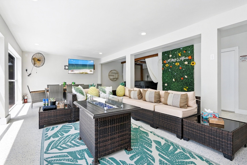 Book Me Baby! Wildflower Inn Siesta Key #1 Bromeliad - Sarasota, FL