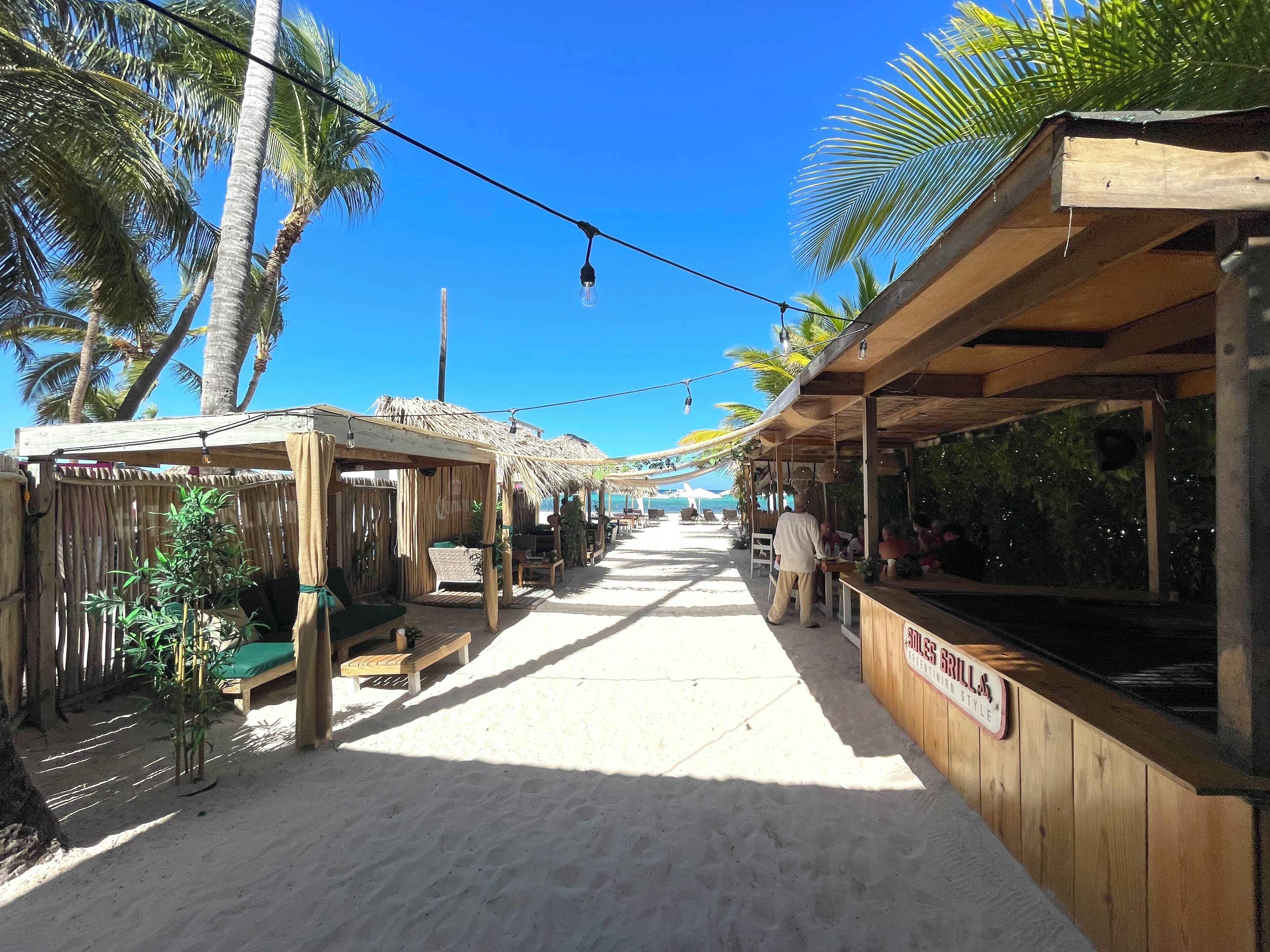 Na praia, praia de areia branca 