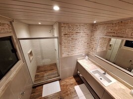 Quarto Duplo Superior para 1 Pessoa, vista para o jardim | Casa de banho | Artigos de higiene pessoal grátis, um secador de cabelo 