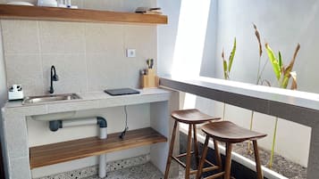 Quarto casal luxo, vista para a montanha | Cozinha privada | Cooktop, lava-louças, talheres/pratos/utensílios de cozinha
