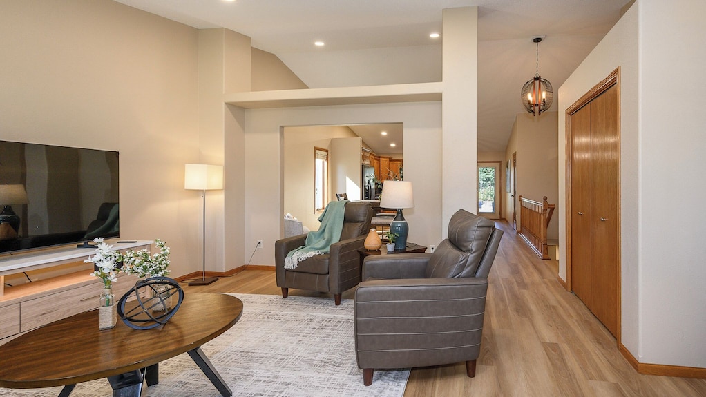 4-bedroom Townhome In A Quiet, Upscale Neighborhood With A Private Deck And Yard - Bismarck, ND