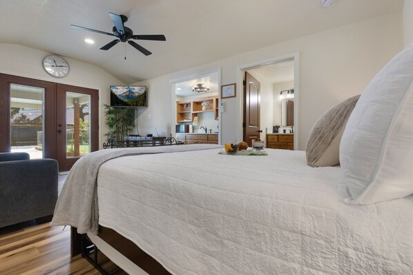 Casa, 1 cama king-size e sofá-cama, pátio (118 Beverly Dr) | 1 quarto, com decoração personalizada, com mobília individualizada