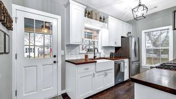 Casa, várias camas, pátio, vista para o jardim (1203 N Adams) | Cozinha privada