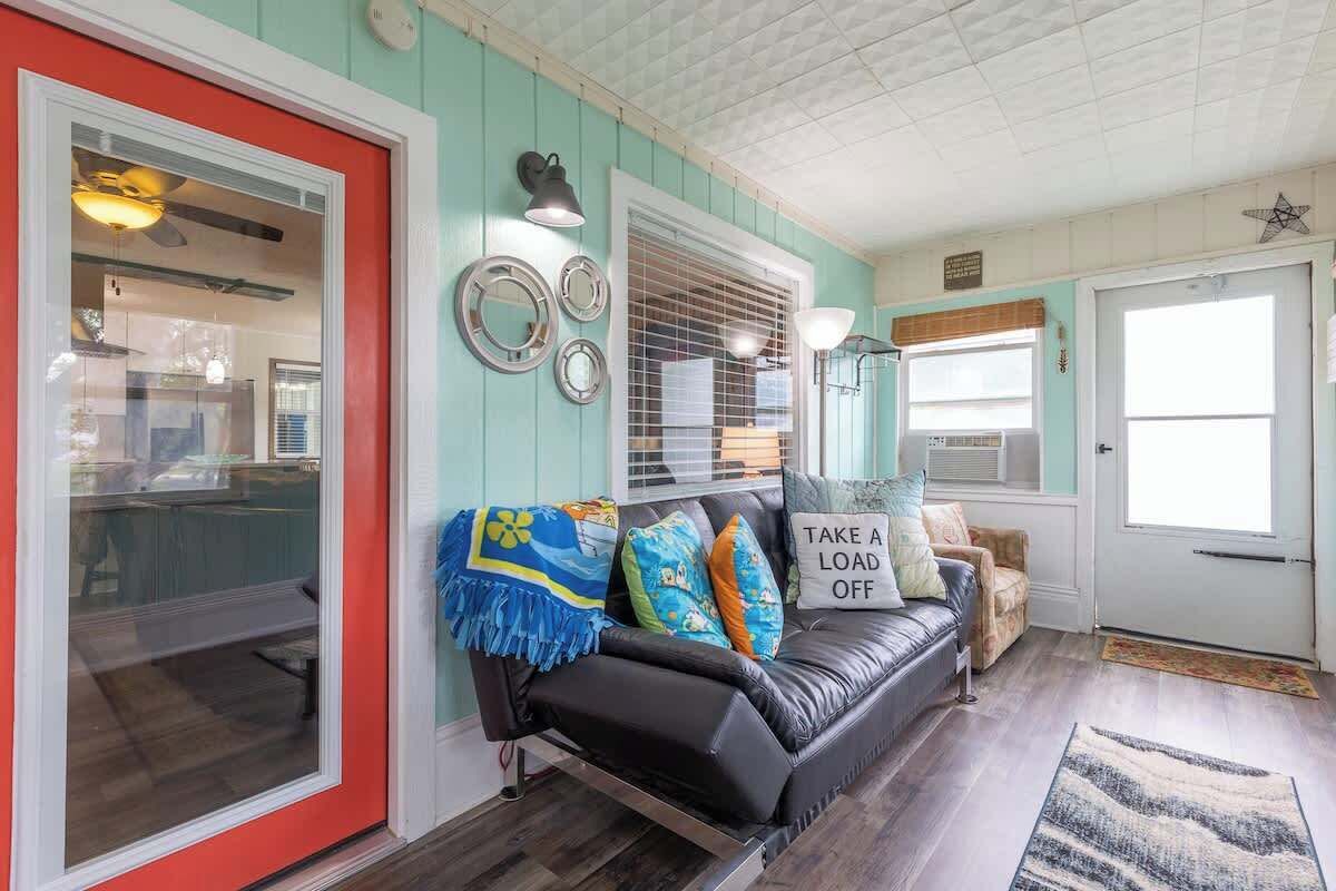 Casa, várias camas, pátio (405 Watkins Point) | Sala de estar