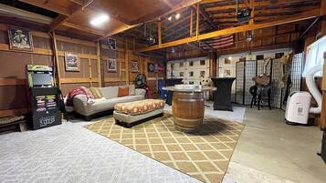 Casa, várias camas, acesso à piscina, vista para a piscina (908 N Crockett) | Interior