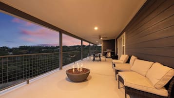 Casa, várias camas, banheira de hidromassagem grande (336 Ridgeview Dr) | Terraço/pátio interior