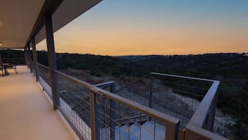 Casa, várias camas, banheira de hidromassagem grande (336 Ridgeview Dr) | Vista do quarto