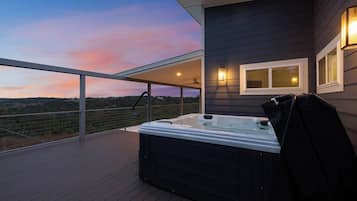 Casa, várias camas, banheira de imersão (336 Ridgeview Dr) | Hidromassagem externa