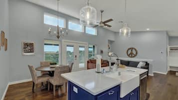 Casa, várias camas, banheira de hidromassagem grande (336 Ridgeview Dr) | Interior