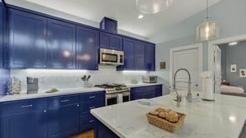 Casa, várias camas, banheira de hidromassagem grande (336 Ridgeview Dr) | Cozinha privada