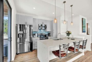 Casa, várias camas, acesso à piscina, vista para a piscina (18407 Lakeland Dr.) | Cozinha privada