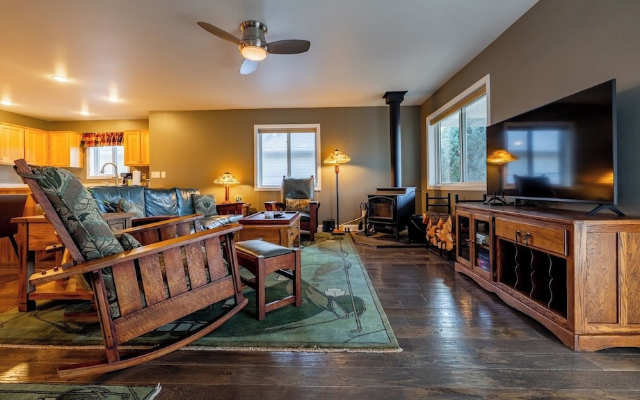 Evergreen Retreat- 3 Bedrooms, Attached Garage, Walk To Historic Downtown Cody - Cody