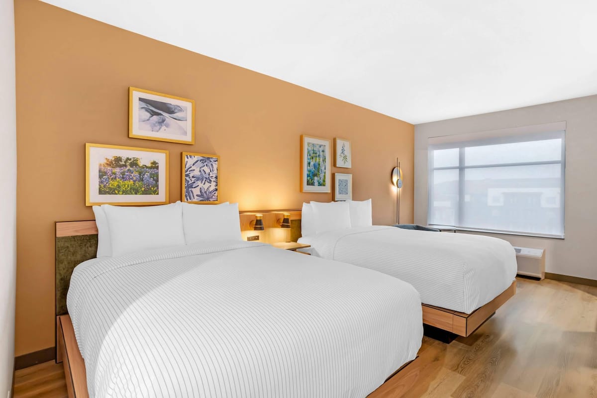 Quarto Standard, 2 camas queen-size, não fumadores | Wi-fi grátis