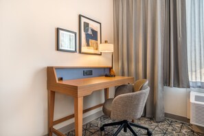 Quarto Standard, 2 camas queen-size, não fumadores | Edred ões de penas, camas de colchão pillowtop, secretária 