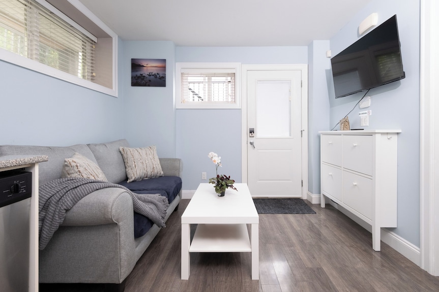 2 Bedroom Suite Walk To Skytrain, Grocery, Macdonald & More - North Vancouver