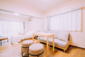 Apartamento, 1 quarto, não fumadores | Secretária, ferro/tábua de engomar 