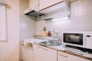 Apartamento, 1 quarto, não fumadores | Cozinha privada | Um micro-ondas, uma placa de cozinha, uma chaleira elétrica 