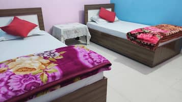 Roupas de cama antialérgicas, escrivaninha, quartos à prova de som