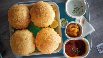 Café da manhã com buffet todos os dias (INR 150 por pessoa)