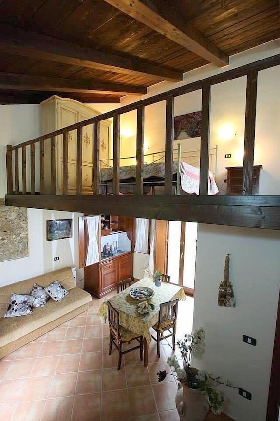 Villa Giuncalia Grande: A Welcoming Two-story Age-old Farm House Surrounded By The Greenery, With Free Wi-fi. - Campania