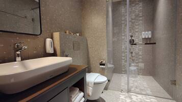 Quarto Duplo ou Twin Deluxe | Casa de banho | Artigos de higiene pessoal grátis, um secador de cabelo, sabão, champô