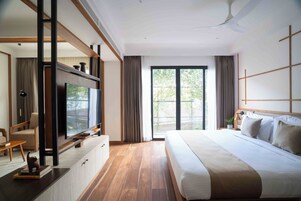 Quarto com design assinado | Cofres nos quartos, espaço de trabalho para notebook, cortinas blackout