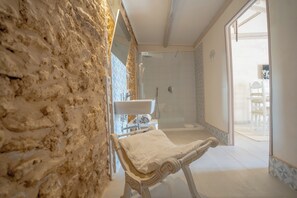 Quarto Duplo Comfort | Casa de banho | Chinelos 