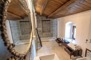 Suite Júnior, vista para o jardim | Casa de banho | Chinelos 