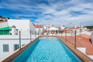 Piscina exterior, da(s) 8:00 à(s) 20:00, guarda-sóis, espreguiçadeiras 