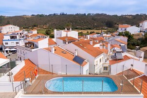 Piscina exterior, da(s) 8:00 à(s) 20:00, guarda-sóis, espreguiçadeiras 