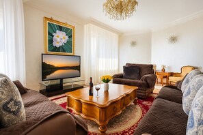 Apartamento, 3 quartos, Vista para a cidade | Sala de estar | Televisor de ecrã plano de 50 polegadas com canais por cabo 