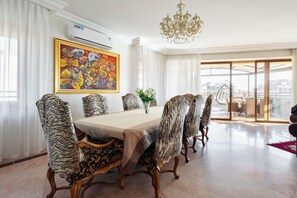 Apartamento, 3 quartos, Vista para a cidade | Sala de estar | Televisor de ecrã plano de 50 polegadas com canais por cabo 