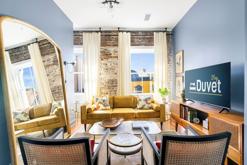 The Cocktail Soiree | 4 Bedrooms | King Street! - Mount Pleasant