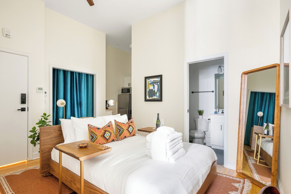 The Cocktail Soiree | 4 Bedrooms | King Street! - Charleston | FeWo-direkt