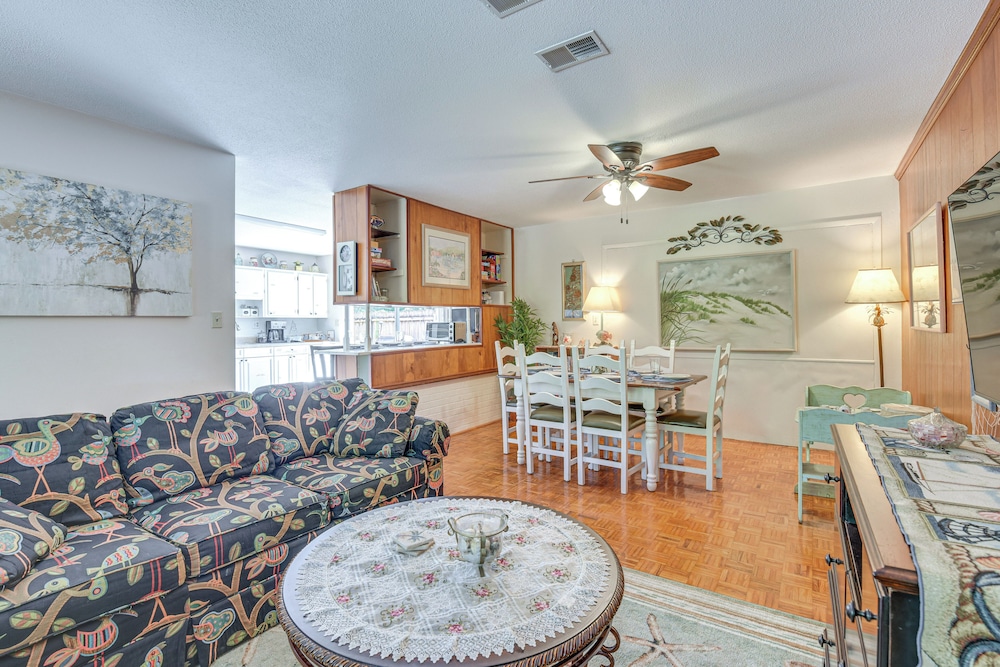4 Mi To Okaloosa Fun: Peaceful Holiday Retreat! - Fort Walton Beach, FL