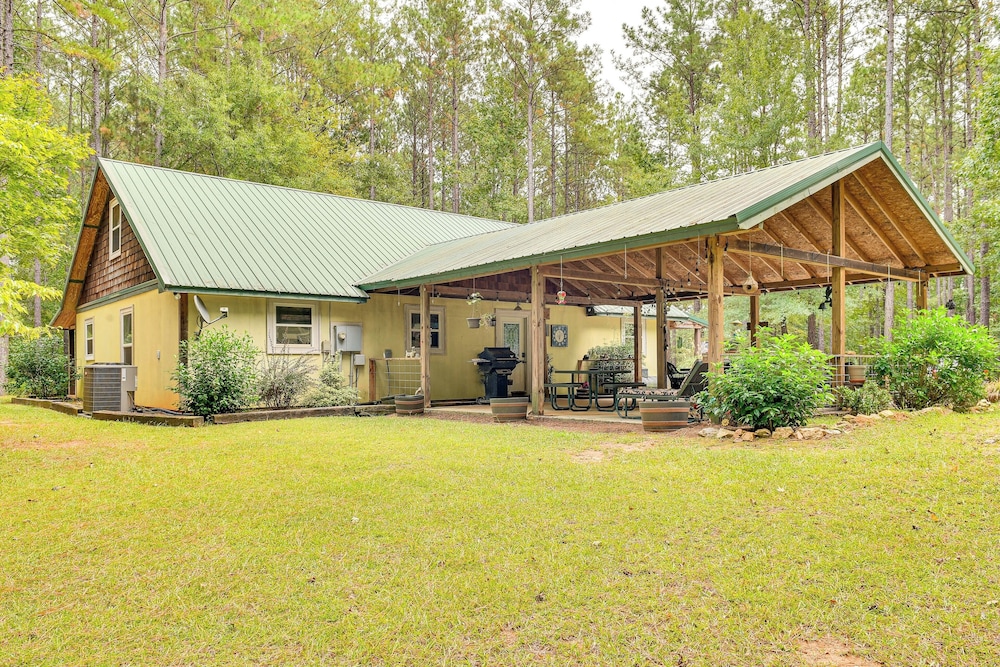 Forested Family Hideaway Near Lake Sinclair! - Georgia