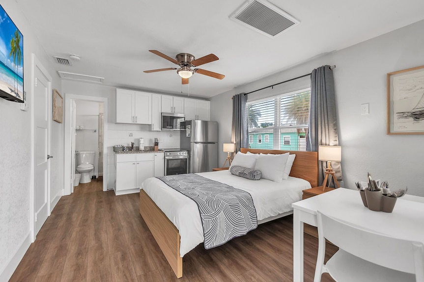 400 Ft To The Beachonsite Heated Poolbungalows #8grillsdogs Welcome! - Treasure Island, FL