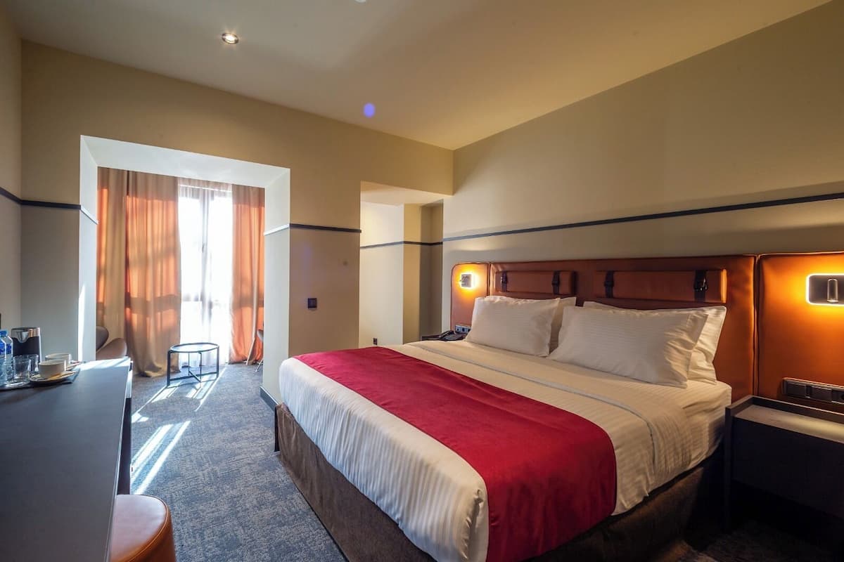 Secretária, quartos insonorizados, Wi-fi grátis