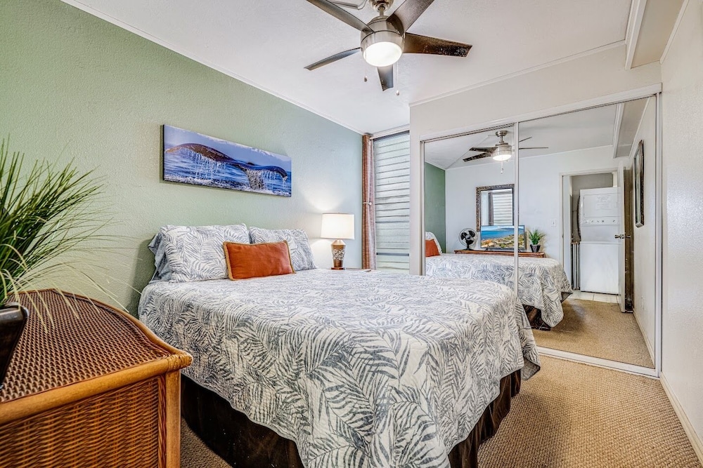 Steps to Beach! Beautiful Condo with Pool & Hot Tub, Full Kitchen WIFI ...