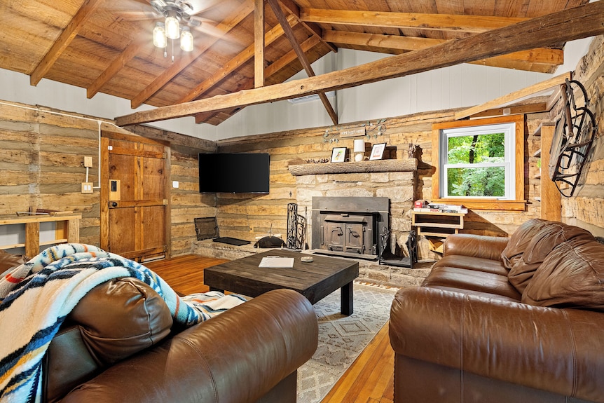Secluded True Log Cabin, Covered Deck, Wildlife, Ski & Hike! Winter Ready! - Maggie Valley, NC